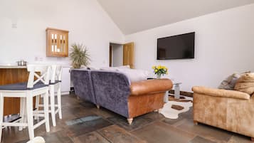 2 quartos, com decoração personalizada, com mobília individualizada