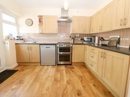 Um frigorífico, uma máquina de lavar louça, uma chaleira elétrica 