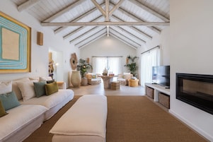 Vila luxo | Área de estar | TV de tela plana