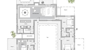 Planta baixa de um hotel com várias varandas, cozinha, sala de jantar e banheiro.
