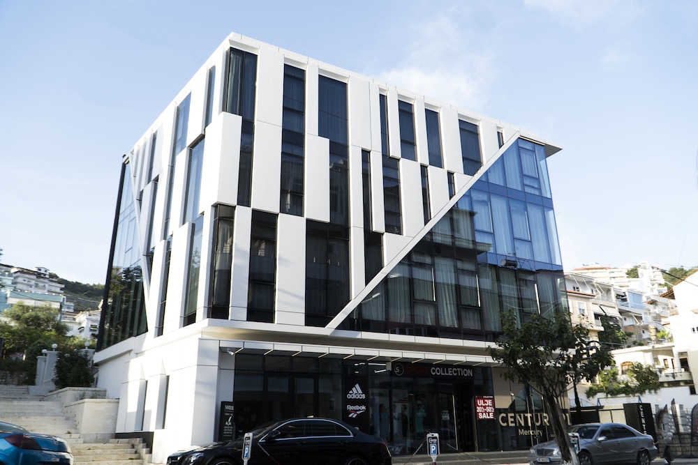 Center Hotel - Sarandë