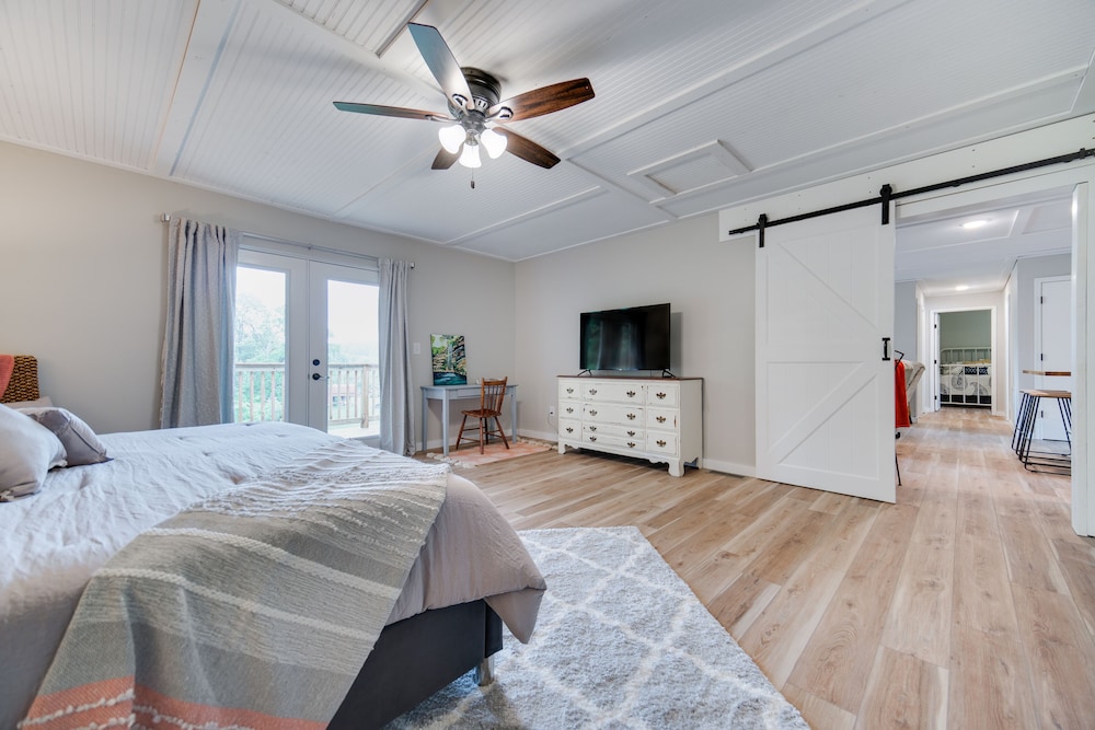 Brand New Farmhouse Style Listing With Views Of The Beautiful Spring River! - Arkansas