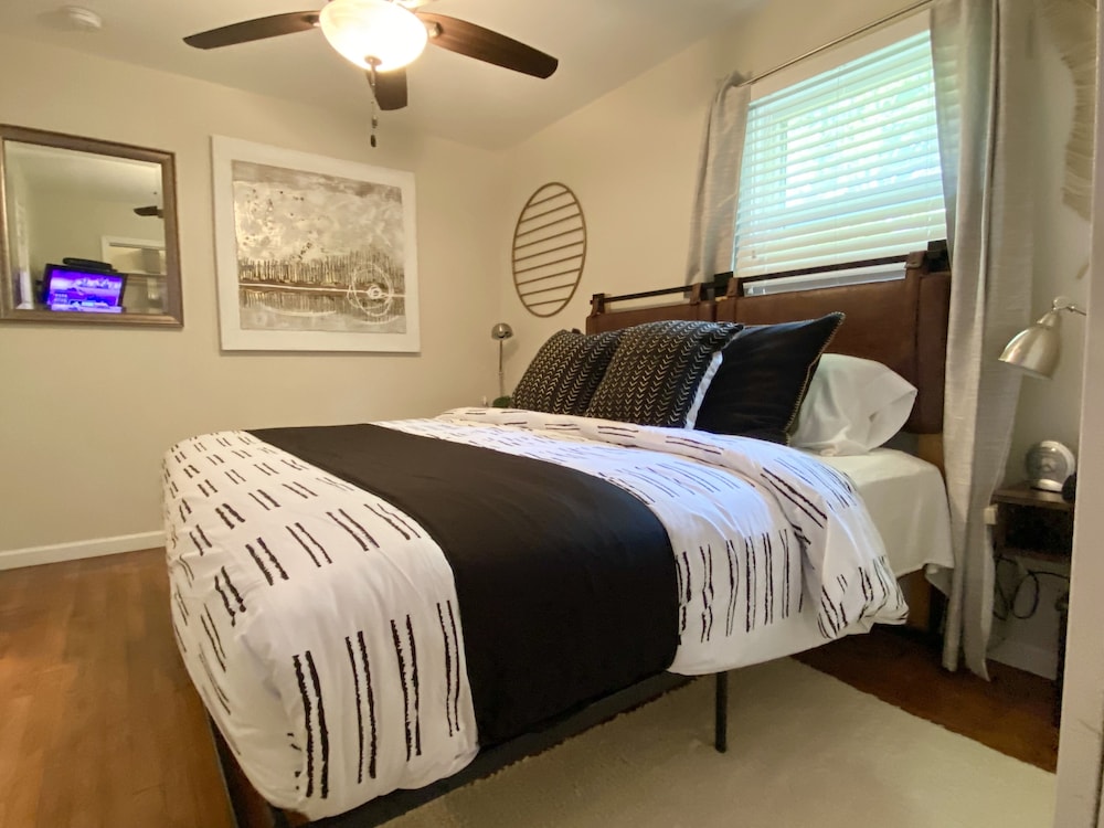 2 Bed plus remote work office. Walk to river trail. - St. Charles | Vrbo