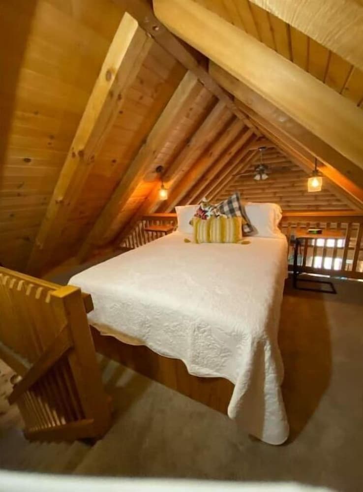 Amish Built Honey Bear Cabin/jacuzzi Tub,&loftbed - Berlin, OH