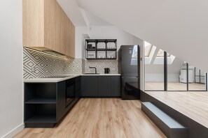 Estúdio, cozinha | Sala | Televisor de 40 polegadas com canais digitais 