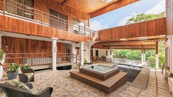 Banheira de hidromassagem interior