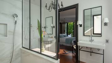 Suite Júnior | Casa de banho | Um secador de cabelo, roupões, toalhas fornecidas