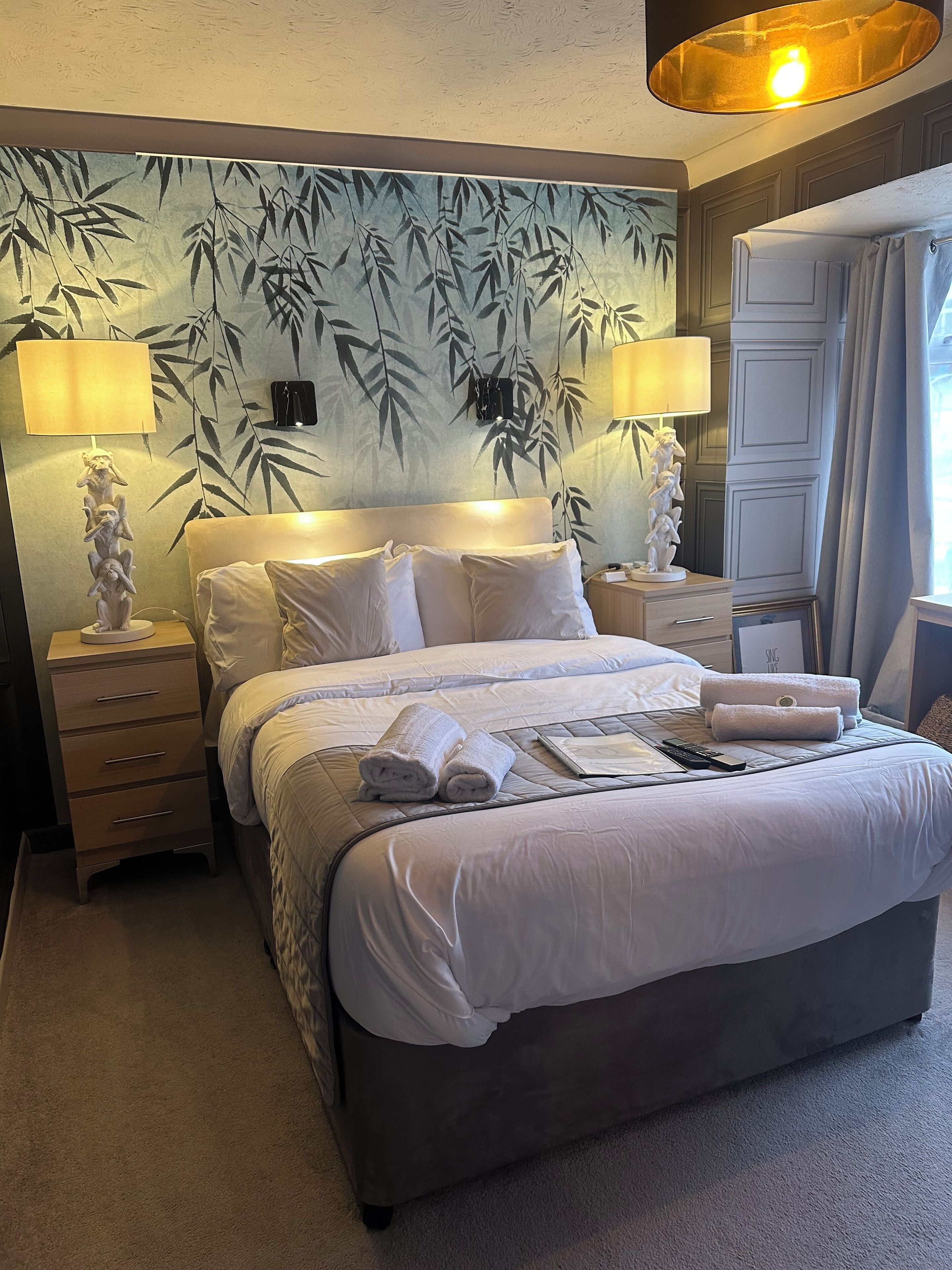 Quarto casal standard | Roupas de cama premium, cortinas blackout, ferros/tábuas de passar roupa