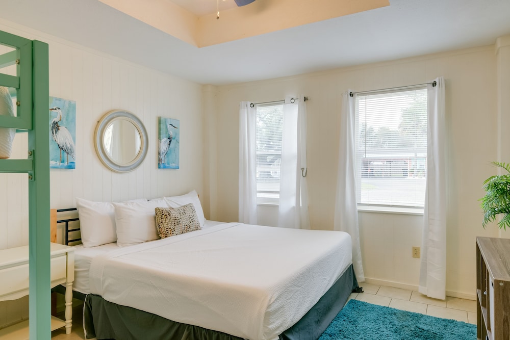 Walk To Aransas Bay: Beautiful Rockport Townhome - Rockport, TX