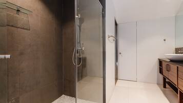 Apartamento Deluxe | Casa de banho | Um polibã, um chuveiro fixo, um secador de cabelo