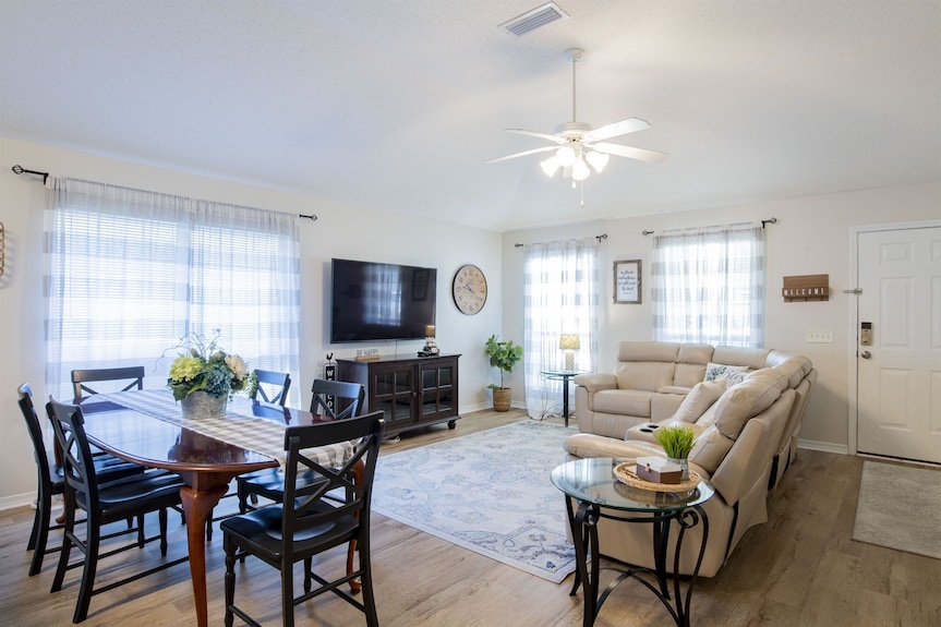 Spacious 4 Br Home Near Shopping, Dining & Beaches - Brent, FL