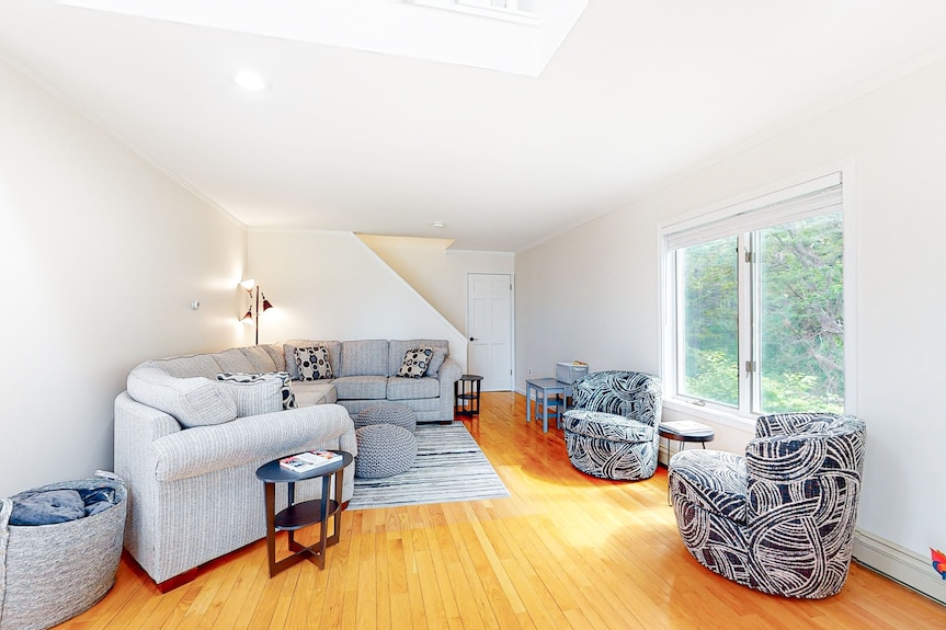 Charming Home With Ocean View, Firepit, Deck, Golf Nearby, & W/d - York, ME