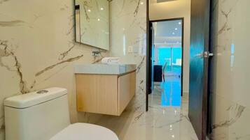 Apartamento Básico | Casa de banho | Um polibã, um chuveiro fixo