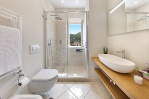 Apartamento Deluxe | Casa de banho | Artigos de higiene pessoal grátis, um secador de cabelo 