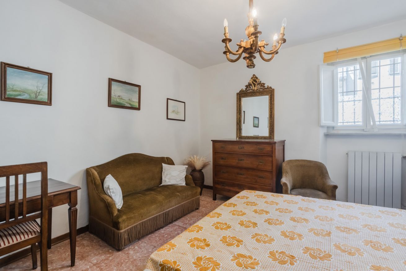 Guesthost - Cozy 70 Sqm Apartment, Which Can Comfortably Accommodate 5 People, Located On The Ground Floor Of A Building Without A Lift. This Fully Domotic Property Overlooks Via Santa Croce, One Of The Main Streets Of Lucca, And Is Within Walking Distan - Lucca