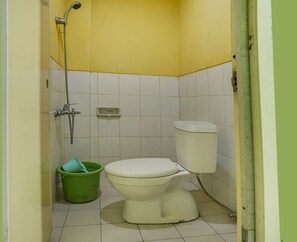Quarto Duplo Deluxe | Casa de banho | Um polibã, toalhas fornecidas