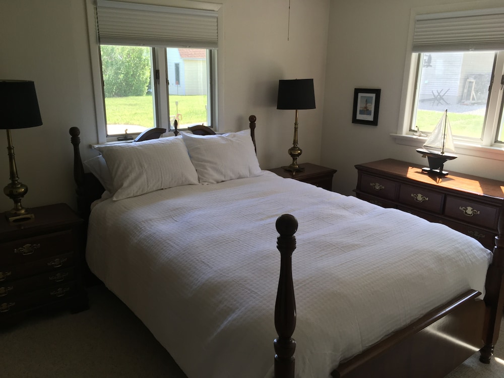 Charming And Cozy Lake Front Cottage On Private Beach - Port Crescent State Park, Port Austin