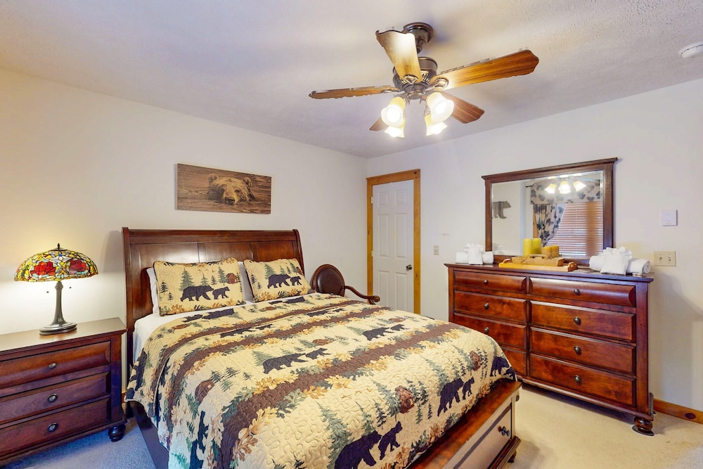 Slope-side Home With Game Room, Balcony, Fireplace, & Grill - Deer Lake, Long Pond