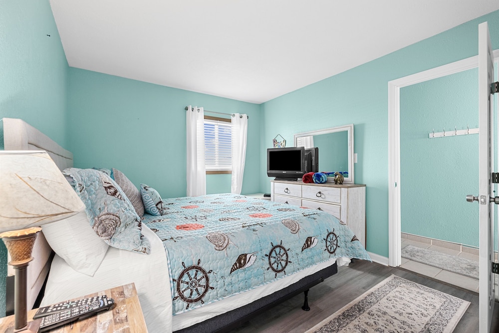 Coastal Charm: 1br Oceanfront - Garden City, SC