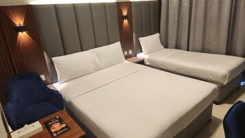 Quarto Twin Familiar | Minibar, secretária, quartos insonorizados, ferro/tábua de engomar
