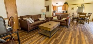 Casa tradicional | Área de estar | TV LED, lareira
