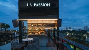 Um bar no terraço chamado "LA PASSION" com vista para o horizonte da cidade e um rio.