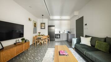 Apartamento | Sala de estar | Smart TV de 55 polegadas com canais por cabo, televisor