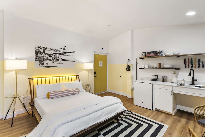 Sch20 - Kawelohea Studio Suite. ʻOluʻolu Komo - Mesa