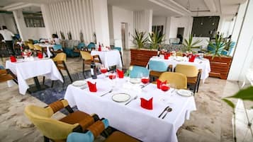 Pequeno-almoço completo diário mediante uma taxa