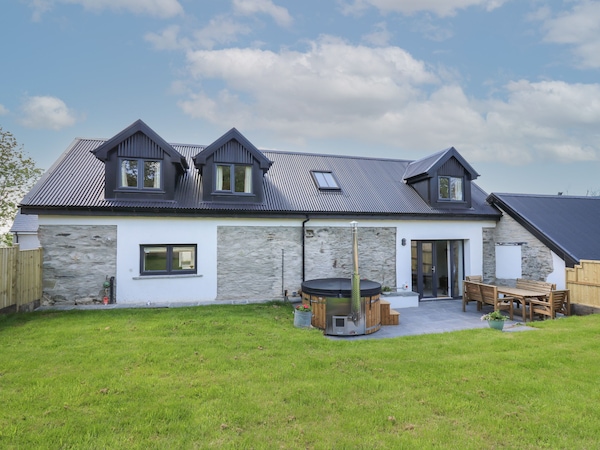 Cattle Tree Cottage, Pet Friendly, With Hot Tub In Cardigan - Cardigan