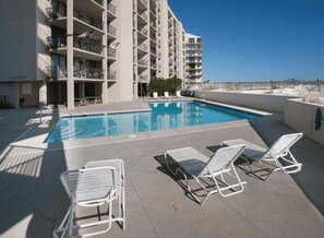 Piscina exterior, espreguiçadeiras 