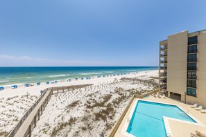 Apartamento Signature em Condomínio Fechado, 2 quartos, varanda, vista para a praia | Vista da varanda