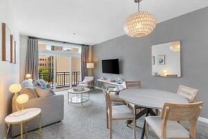 Apartamento Clássico | Sala de estar | Televisor de 40 polegadas com canais digitais 