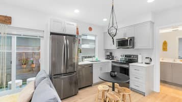 Apartamento urbano | Cozinha privada | Geladeira grande, micro-ondas, fogão, cooktop
