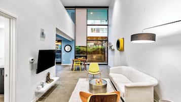 Apartamento Cidade | Sala de estar | TV de ecrã plano