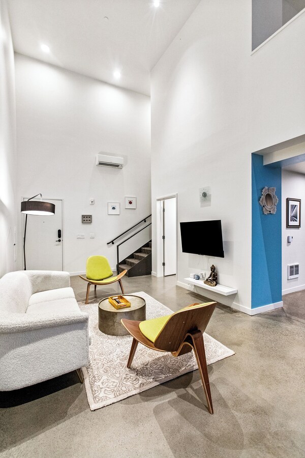 Posh Lofty Pad In Central Redmond - Redmond