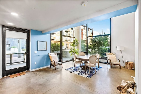 Airy And Open Corner Loft - 92 Walkscore - Redmond, WA