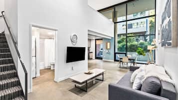 Apartamento Clássico | Sala | Smart TV de 40 polegadas com canais digitais, televisor
