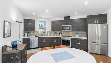 Apartamento clássico | Cozinha privada | Geladeira, micro-ondas, fogão, lava-louças