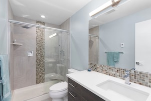 Apartamento clássico | Banheiro | Chuveiro, toalhas de banho