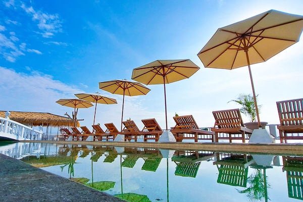 Piscina externa, guarda-sóis, espreguiçadeiras
