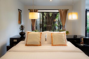 Suite, 1 cama king-size, vista para a piscina | Edredões de penas, minibar, secretária, camas desdobráveis 