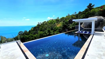 Piscina exterior, espreguiçadeiras