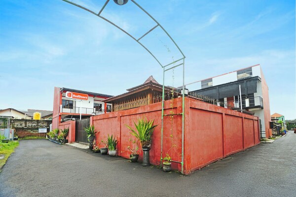Super Oyo 3702 Homestay Bougenville Syariah - Lamongan