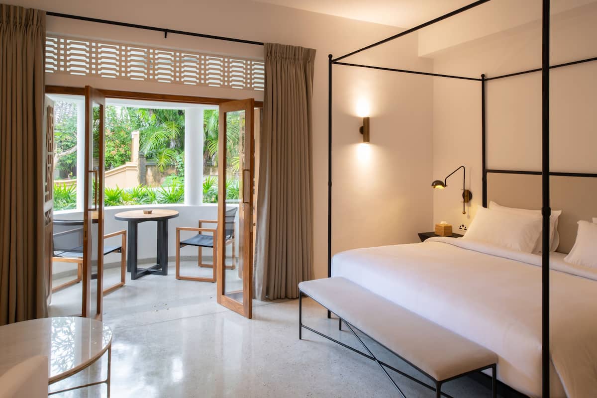 Courtyard Room with Balcony- Double | Roupa de alta qualidade, camas de colchão Select Comfort