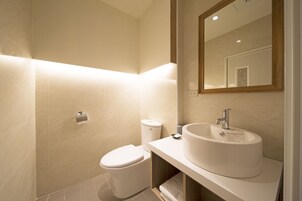 Quarto quádruplo elite | Escrivaninha, espaço de trabalho para notebook, quartos à prova de som