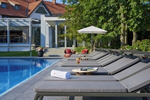 Piscina externa sazonal, funciona das 10h às 20h, guarda-sóis