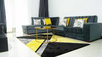 Apartamento Deluxe | Sala de estar | Televisor de ecrã plano de 42 polegadas com canais digitais, televisor