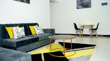 Apartamento Deluxe | Sala de estar | Televisor de ecrã plano de 42 polegadas com canais digitais, televisor