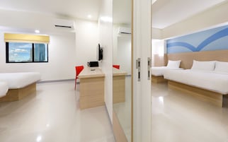 Quarto triplo | Edredons de pluma, cofres nos quartos, escrivaninha